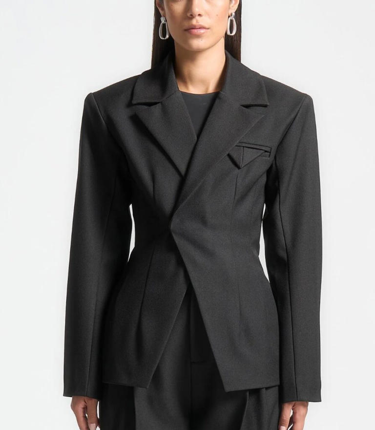 Adieu le blazer en 2026, cette veste est la plus tendance et moderne ...