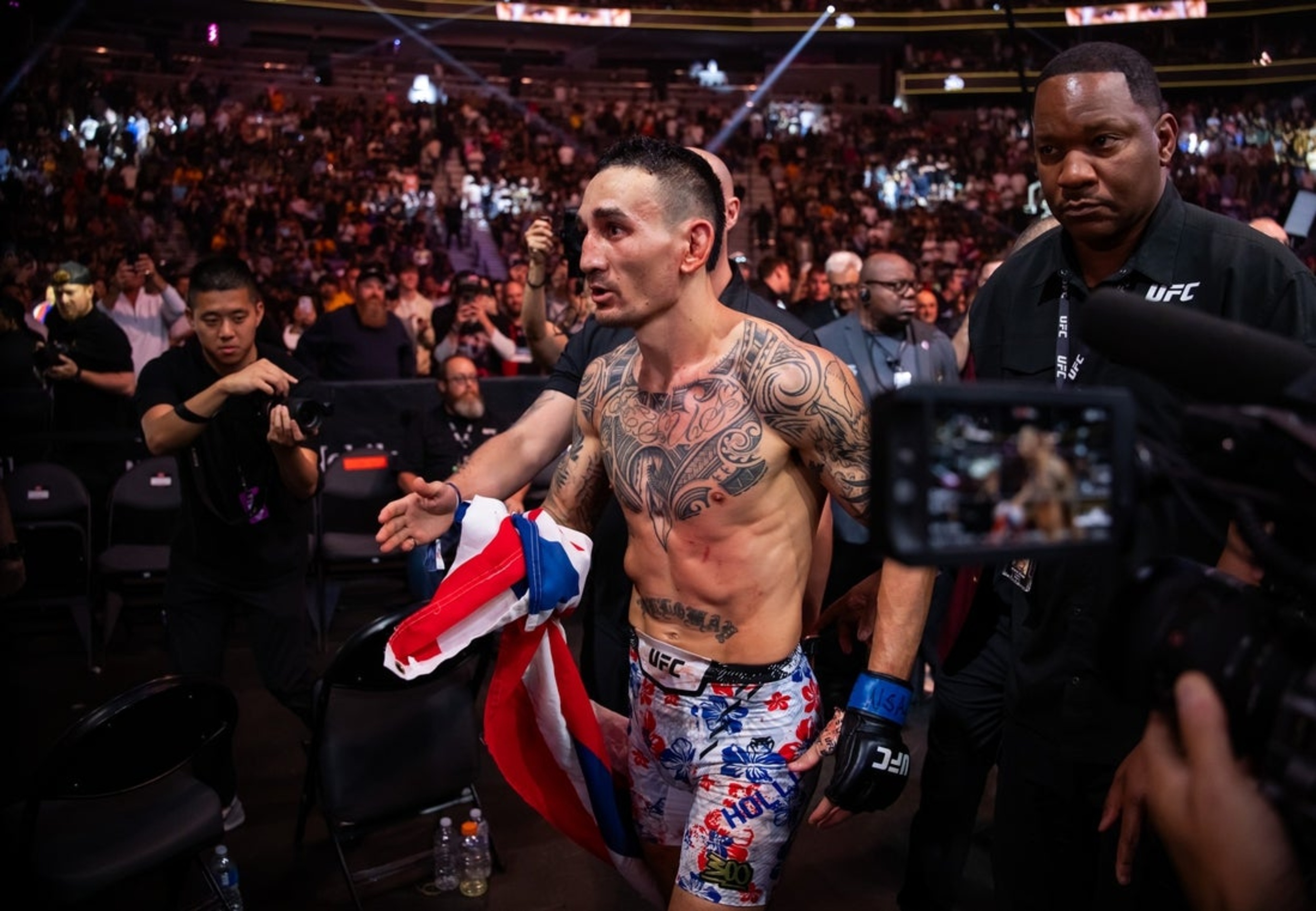 Max Holloway-Charles Oliveira title fight to headline UFC 326