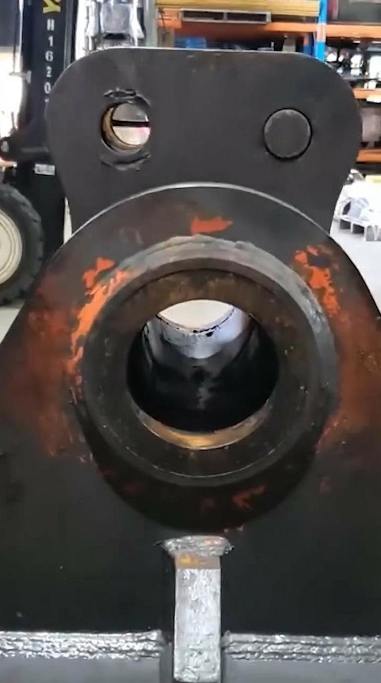 Repairing a 90-ton excavator tilt bracket