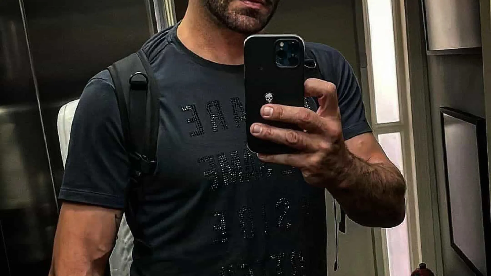 Henri Castelli sofre nova convulsão após deixar hospital