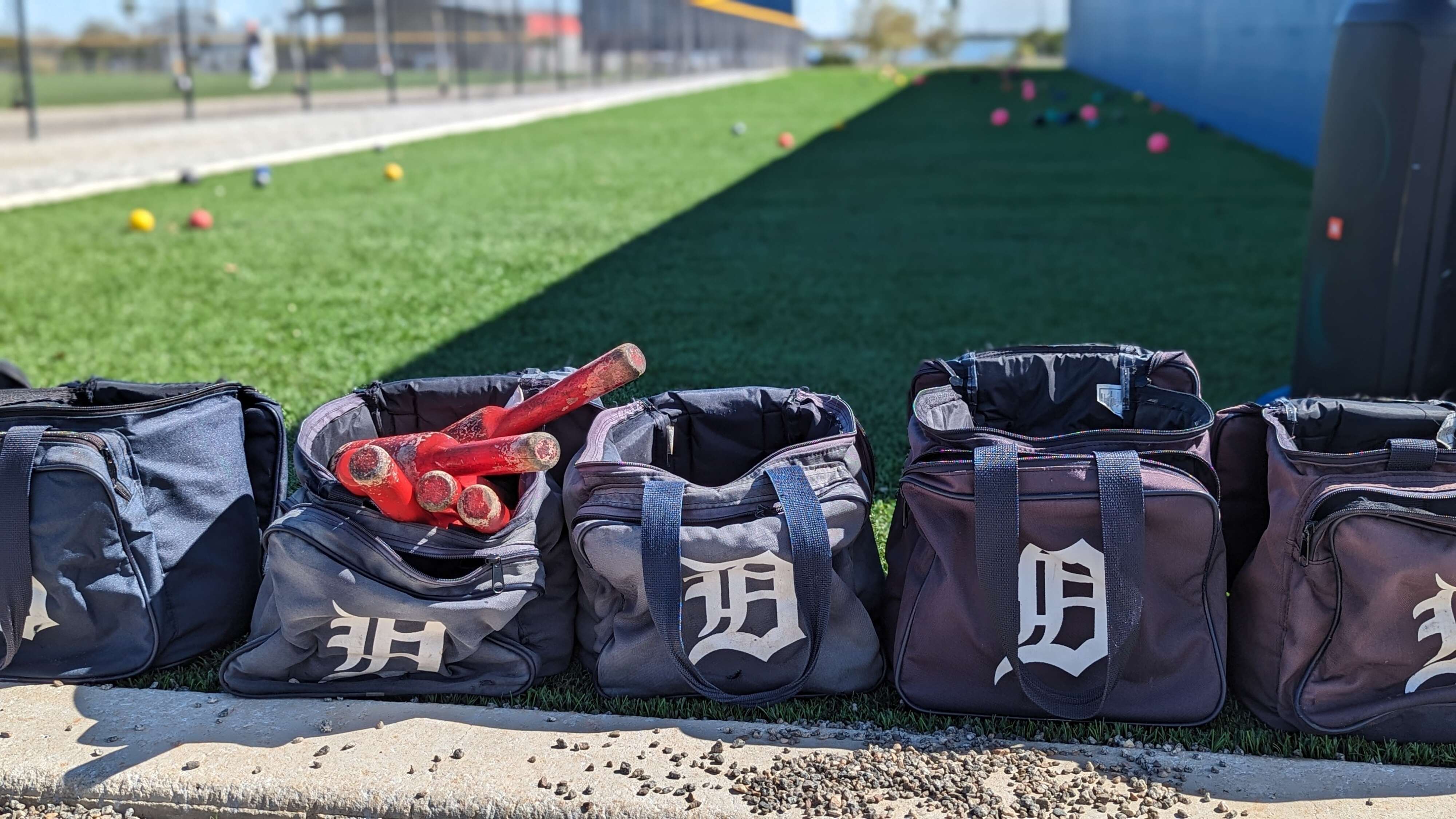When do Tigers pitchers and catchers report for 2026 spring training?