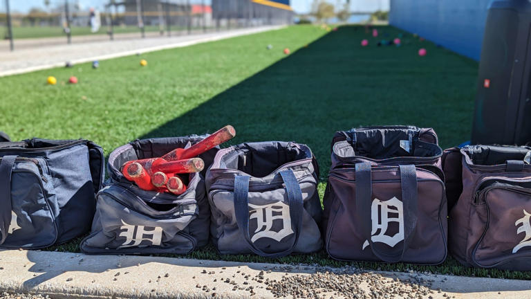When do Tigers pitchers and catchers report for 2026 spring training?