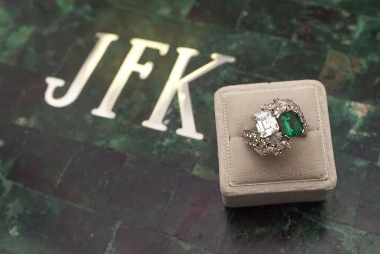 Un “toi et moi” con dos diamantes: cómo es el anillo de compromiso que ...