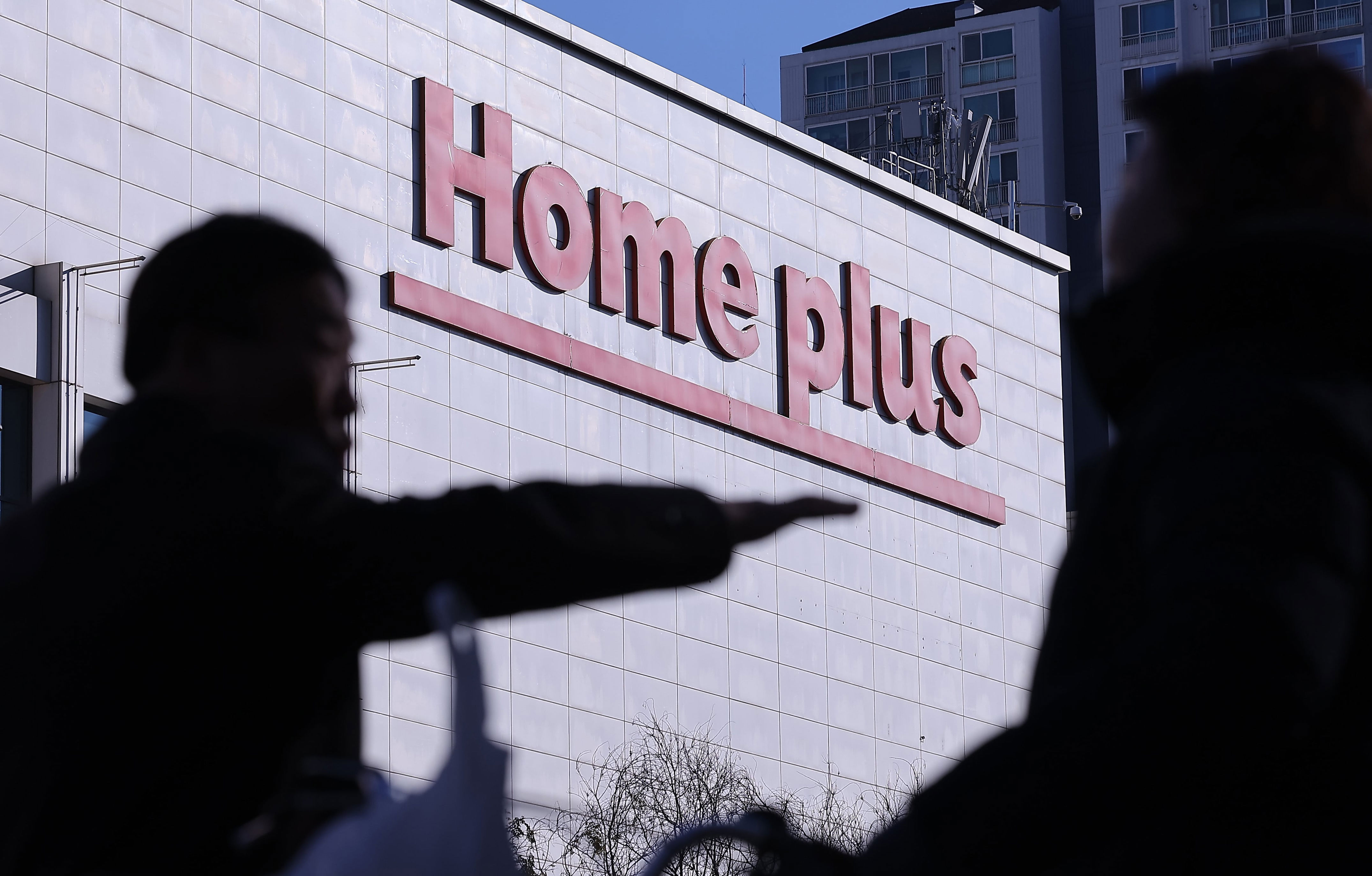 Homeplus delays salaries, expands store closures