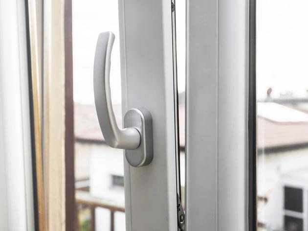 Bundesamt warnt: Fenster im Schlafzimmer nachts bloß nicht öffnen