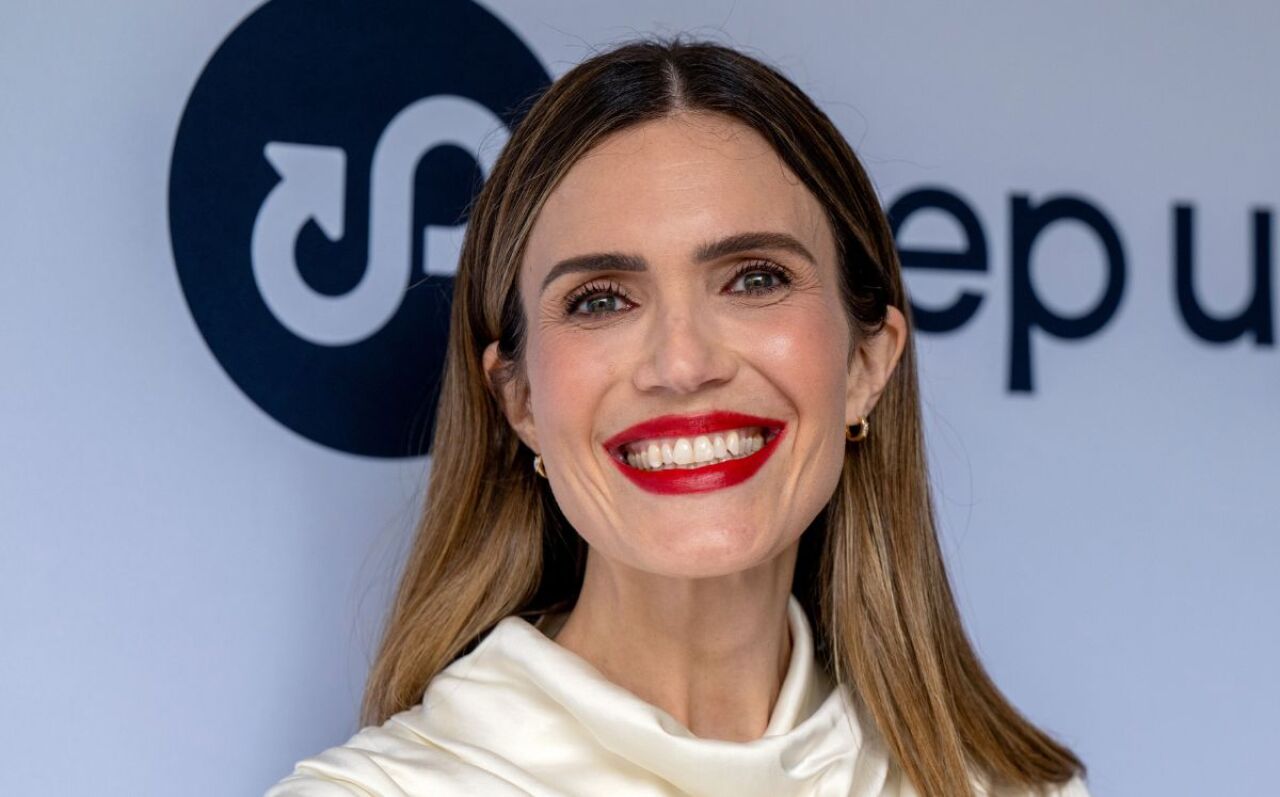 Mandy Moore lanza indirecta tras el escándalo del “grupo de mamás tóxicas”