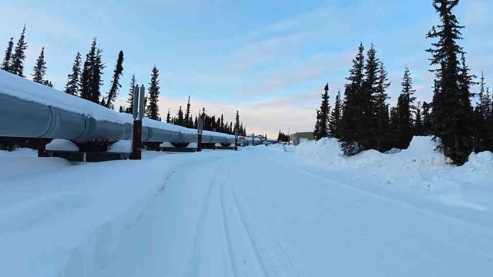 Freezing -11°F in Alaska! I slept next to this giant pipeline (could it ...
