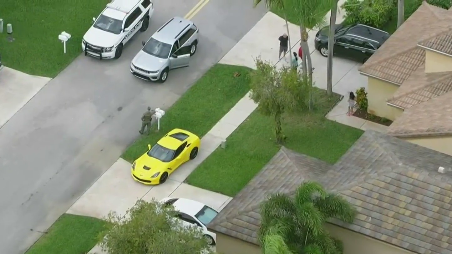 Deputy dragged by car in Pembroke Pines, sheriff's office says