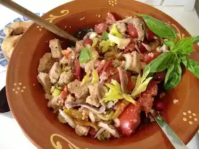 Ensalada panzanella de la Toscana