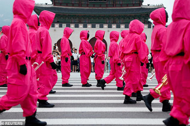 Netflix set to bolster its Warner Bros bid as it fends off rival ...