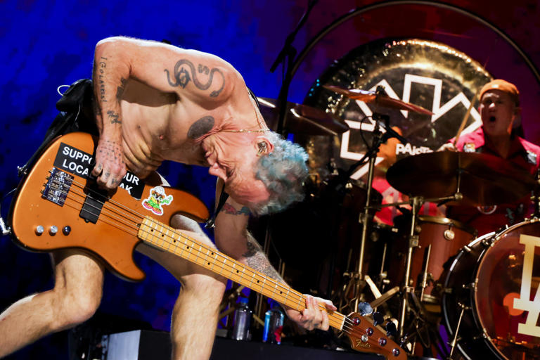 '90s rock icon announces album cover, update on first-ever solo tour