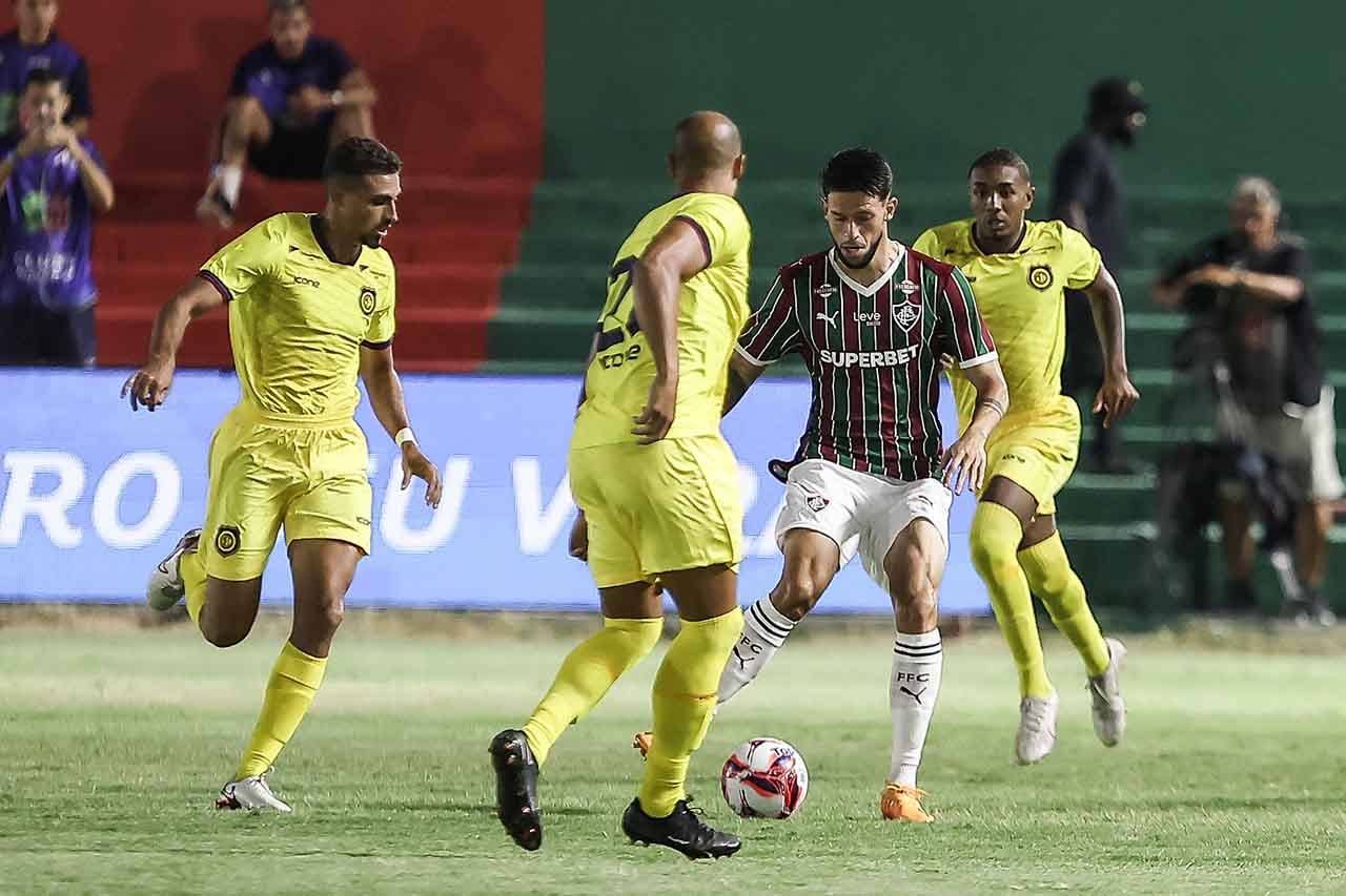 Auxiliar de Zubeldía elogia postura do Fluminense em estreia