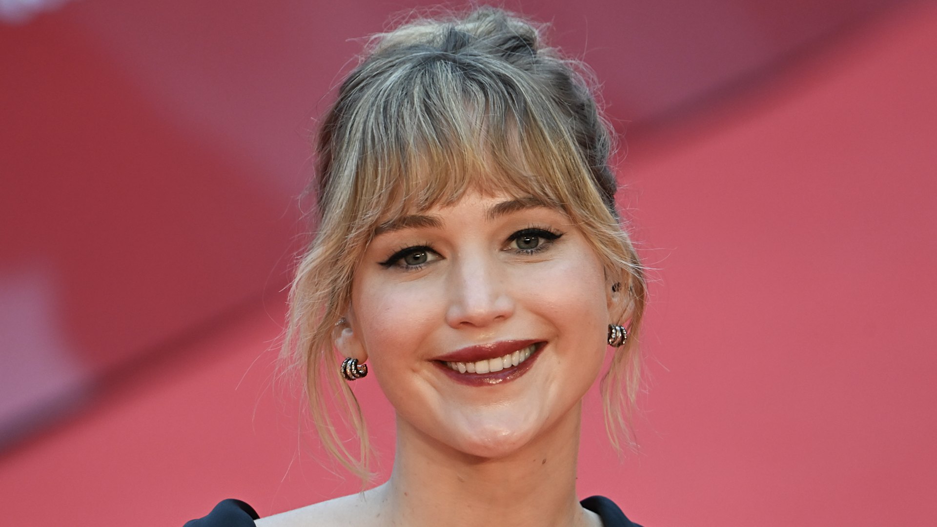 Jennifer Lawrence's warm puffer jacket style is actually super flattering