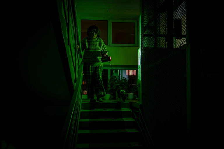 Ukrainians endure freezing temperatures at home as crews rush to ...