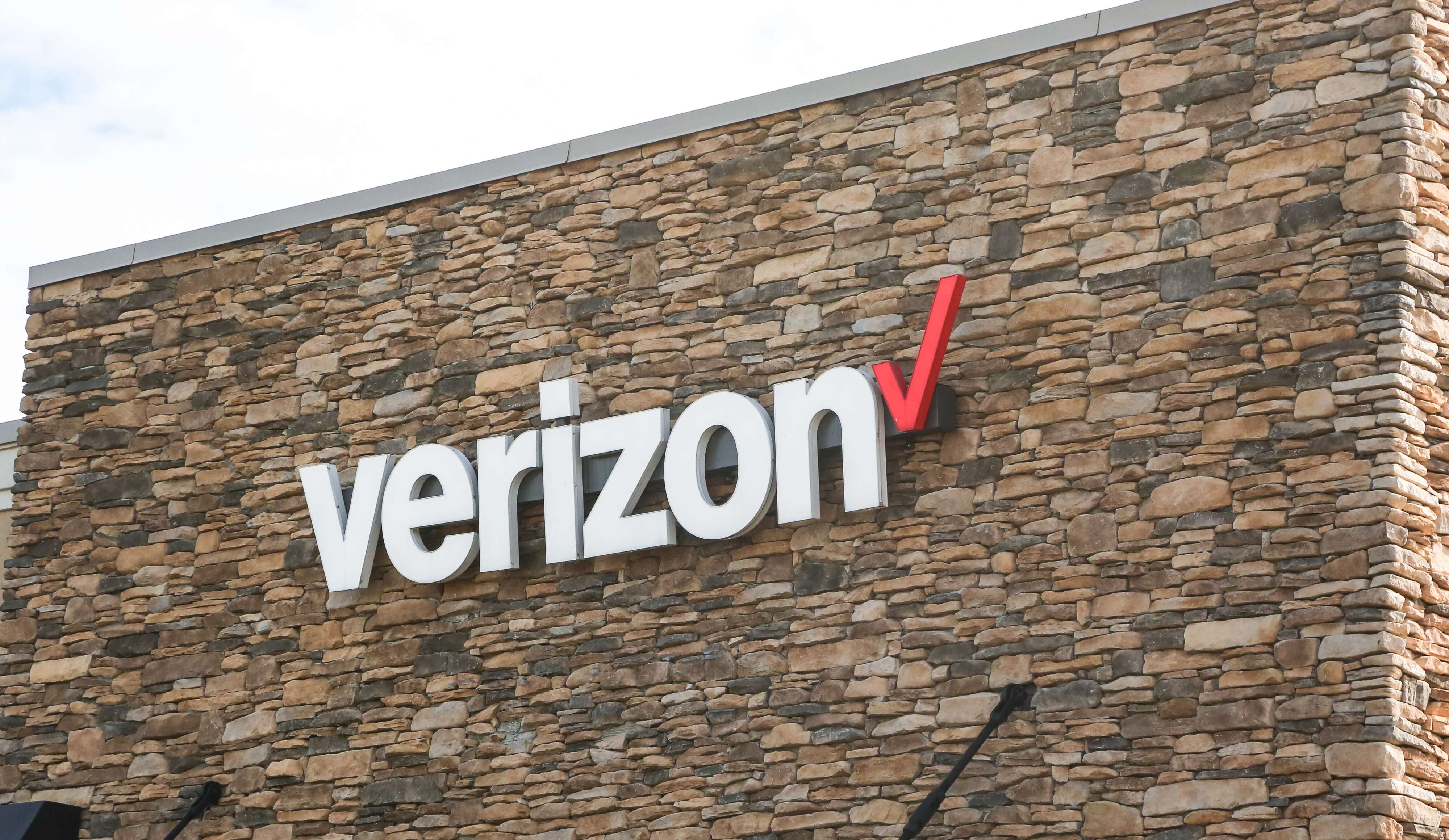 ‘We will make this right’: Verizon promises credits after widespread ...