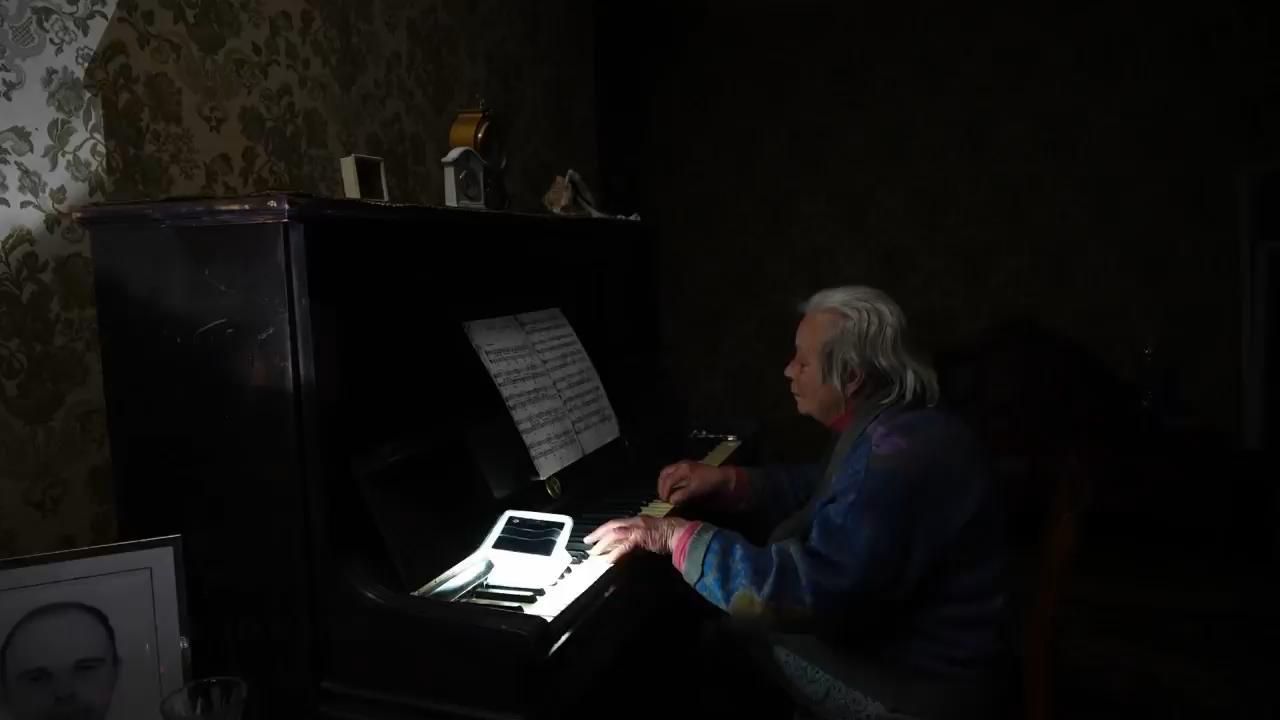 Ukrainians endure freezing temperatures at home as emergency crews rush ...