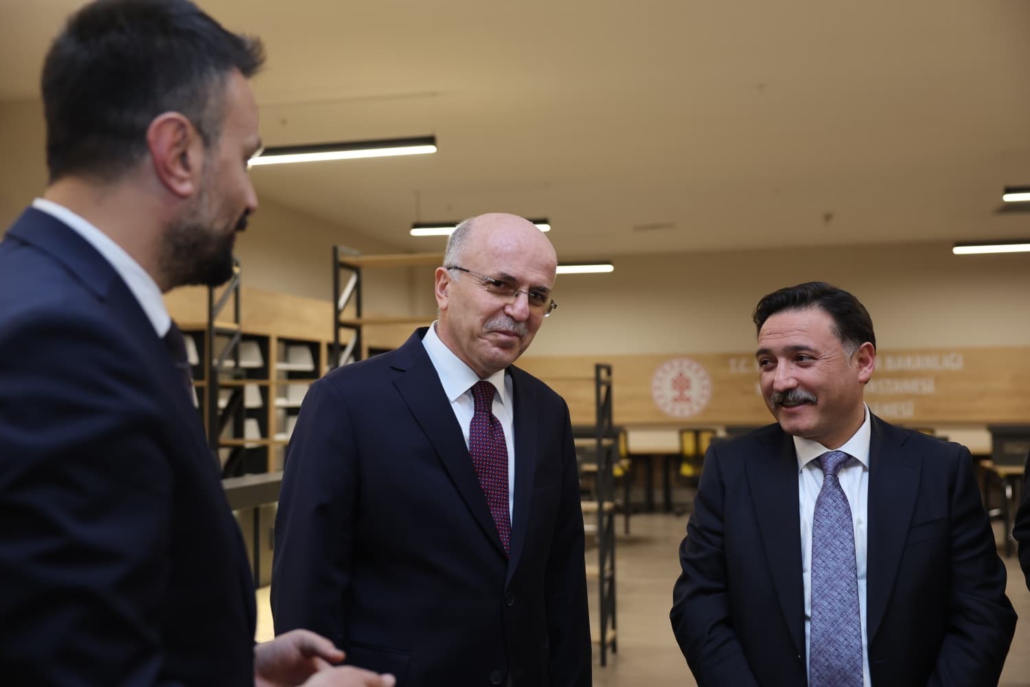 Vali Çiçek, Şehir Hastanesi’ne açılacak Hal Kütüphanesini inceledi