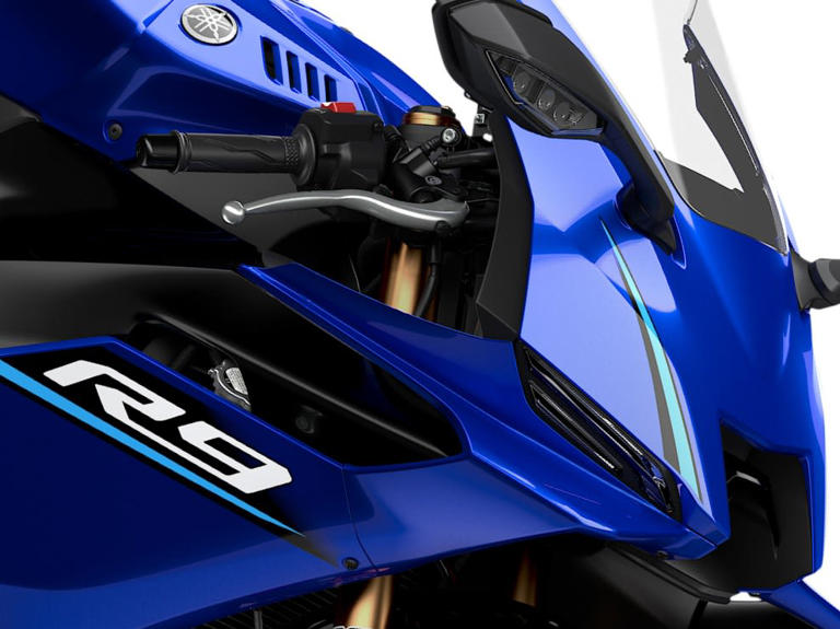 ヤマハ「YZF-R9」新色ブルーで存在感アップ! 70周年記念モデルも発売へ