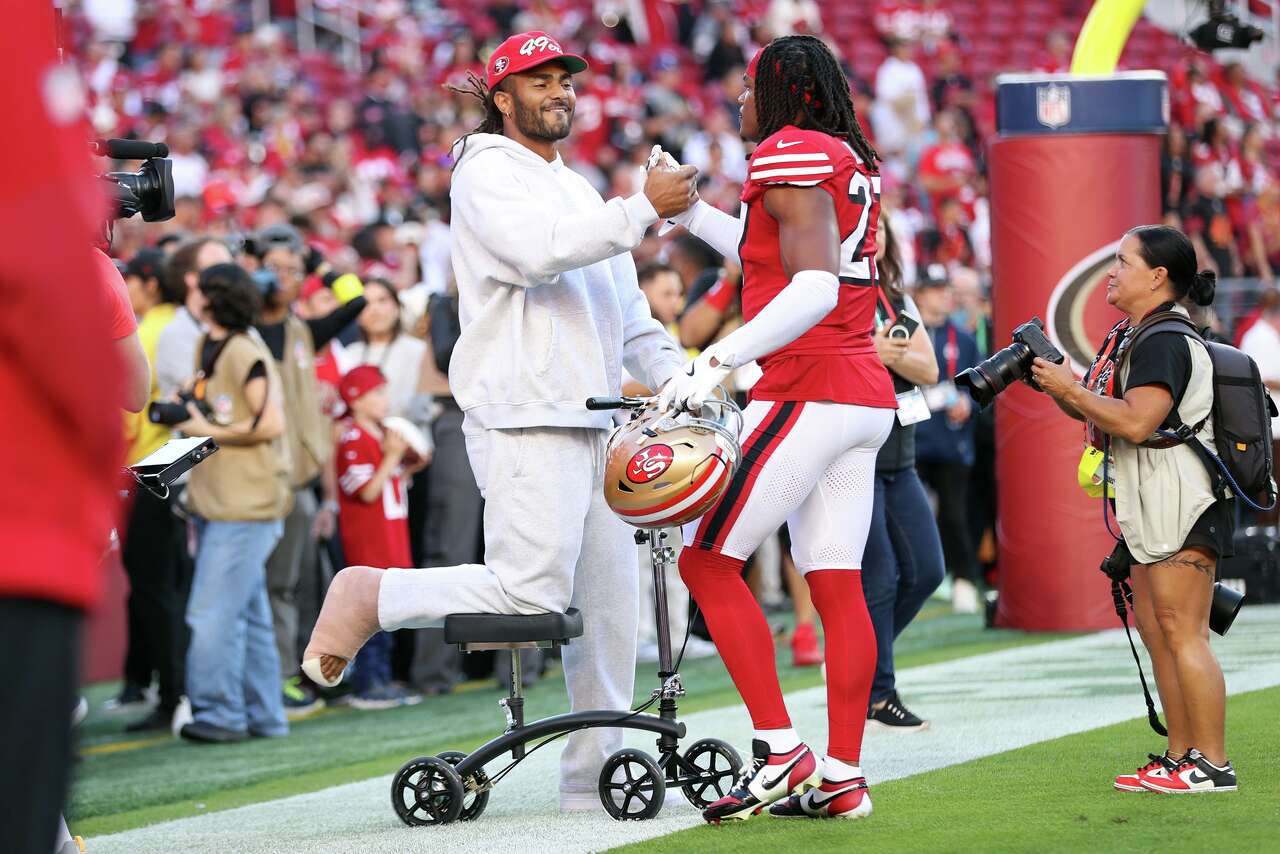 49ers' Warner back at practice. 'Fred is different from anybody else'