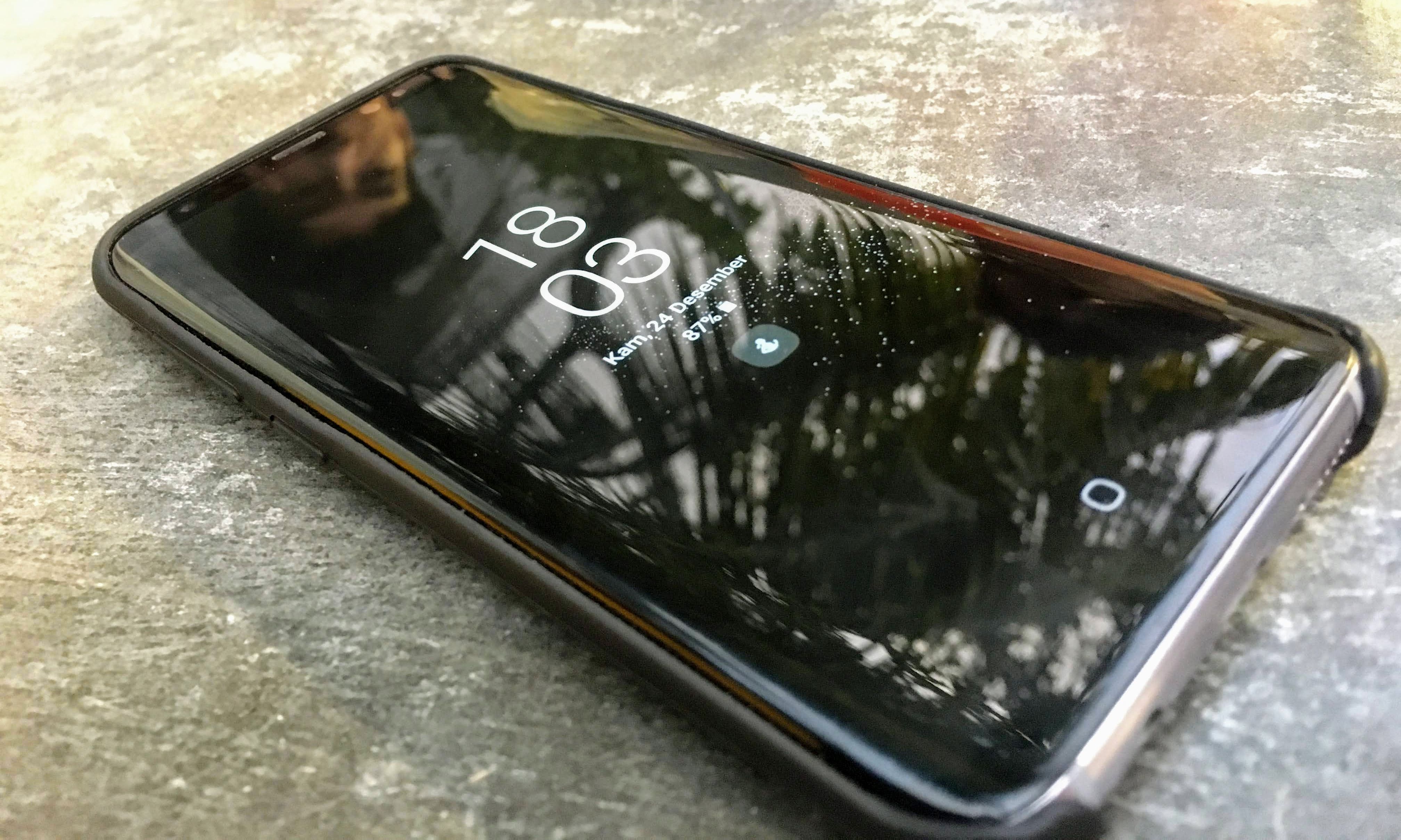 Hindari Pake 9 Benda Ini buat Bersihin Layar Smartphone Kalian