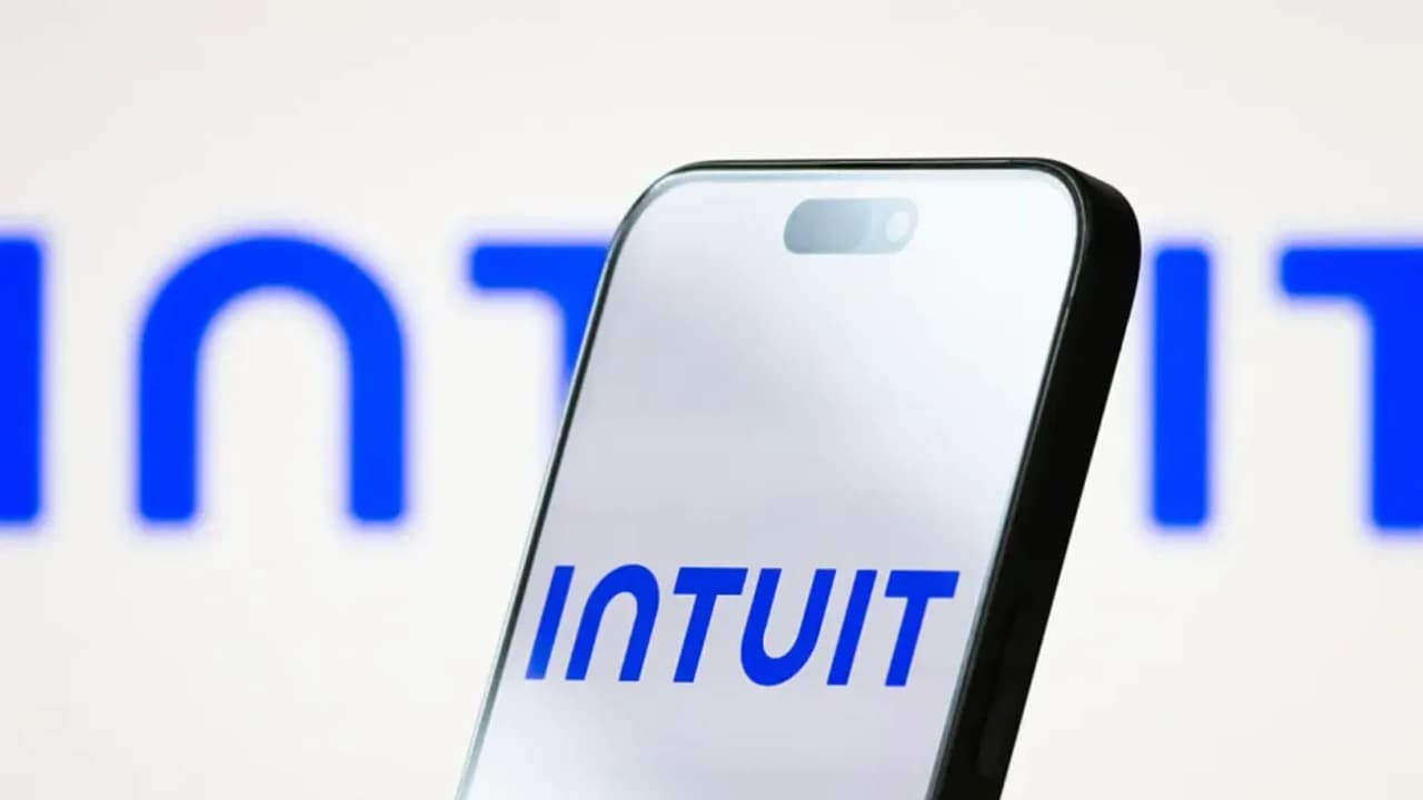 Intuit stock falls off a cliff amid market pressure, but retail sees a ...