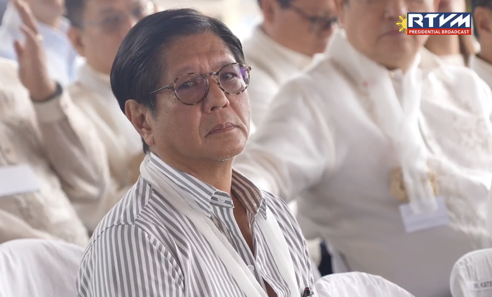 Marcos gives cash aid, medical equipment to Cebu hospital