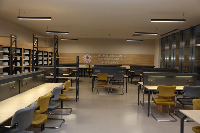 Vali Çiçek, Şehir Hastanesi’ne açılacak Halk Kütüphanesini inceledi