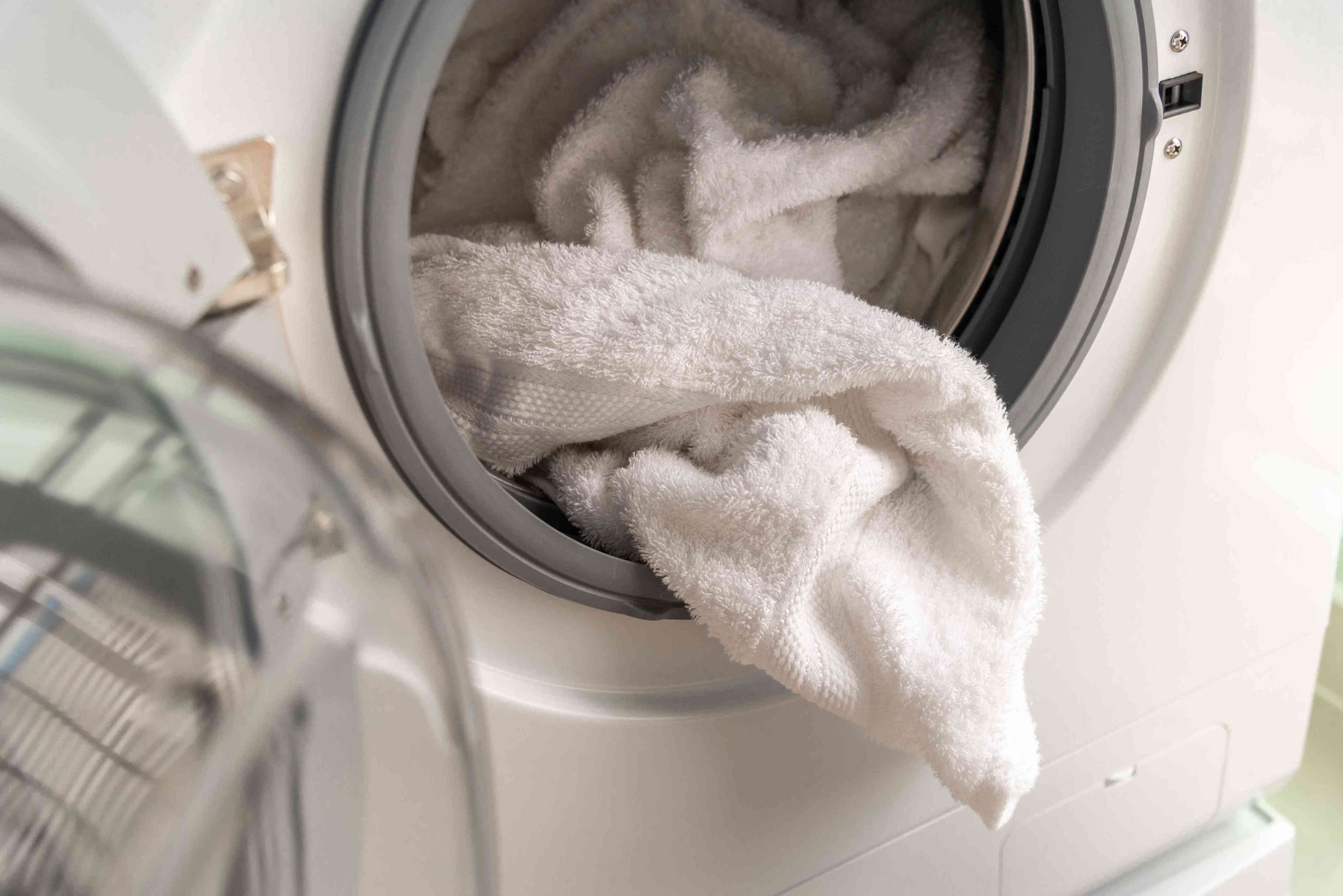 Should you wash towels with clothes and other linens? Here’s what ...
