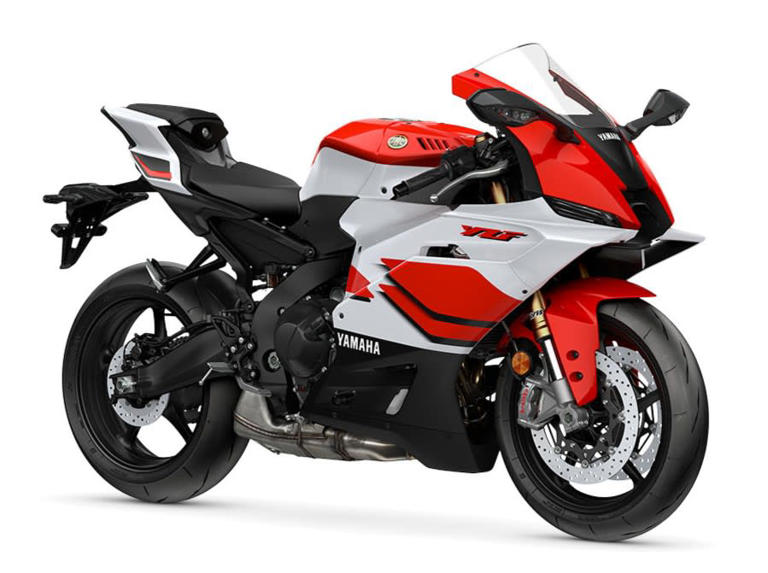 ヤマハ「YZF-R9」新色ブルーで存在感アップ! 70周年記念モデルも発売へ