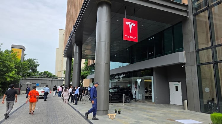 Tesla struggles to sell a third of its initial Model Y models it ...