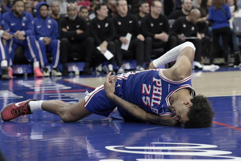 Sixers’ Dominick Barlow leaves Cavaliers game with back contusion