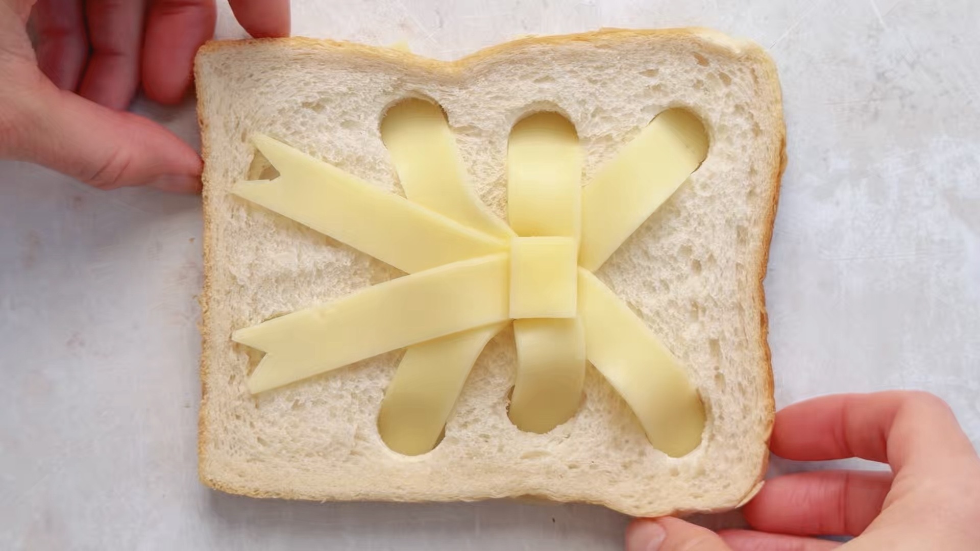Toast cousu au nœud : une idée créative pour le petit déjeuner