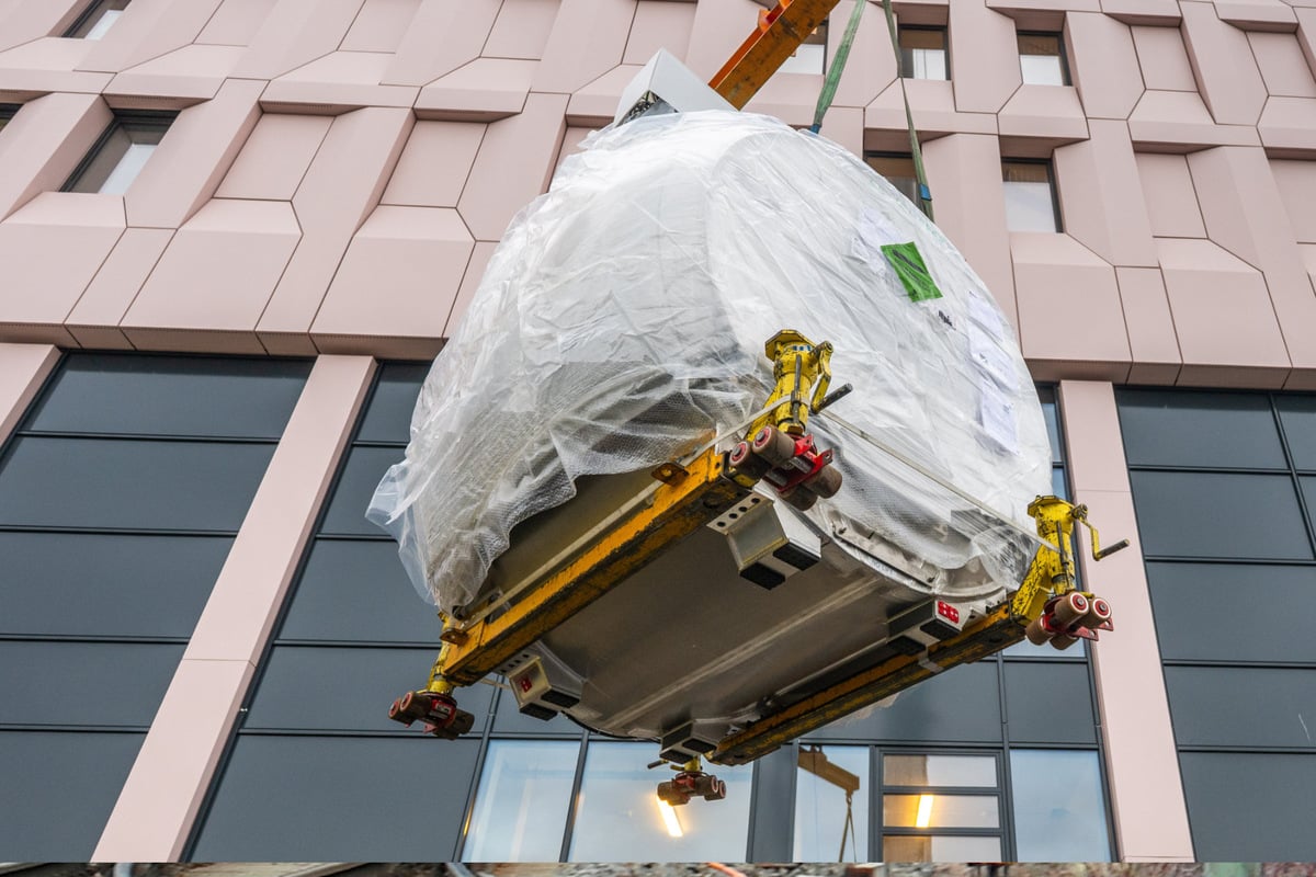 3,7 Tonnen schwer: Hier schwebt ein MRT in die neue Poliklinik