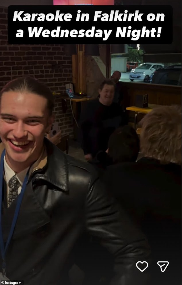 Rod Stewart is roped into karaoke session in Scottish pub during night ...