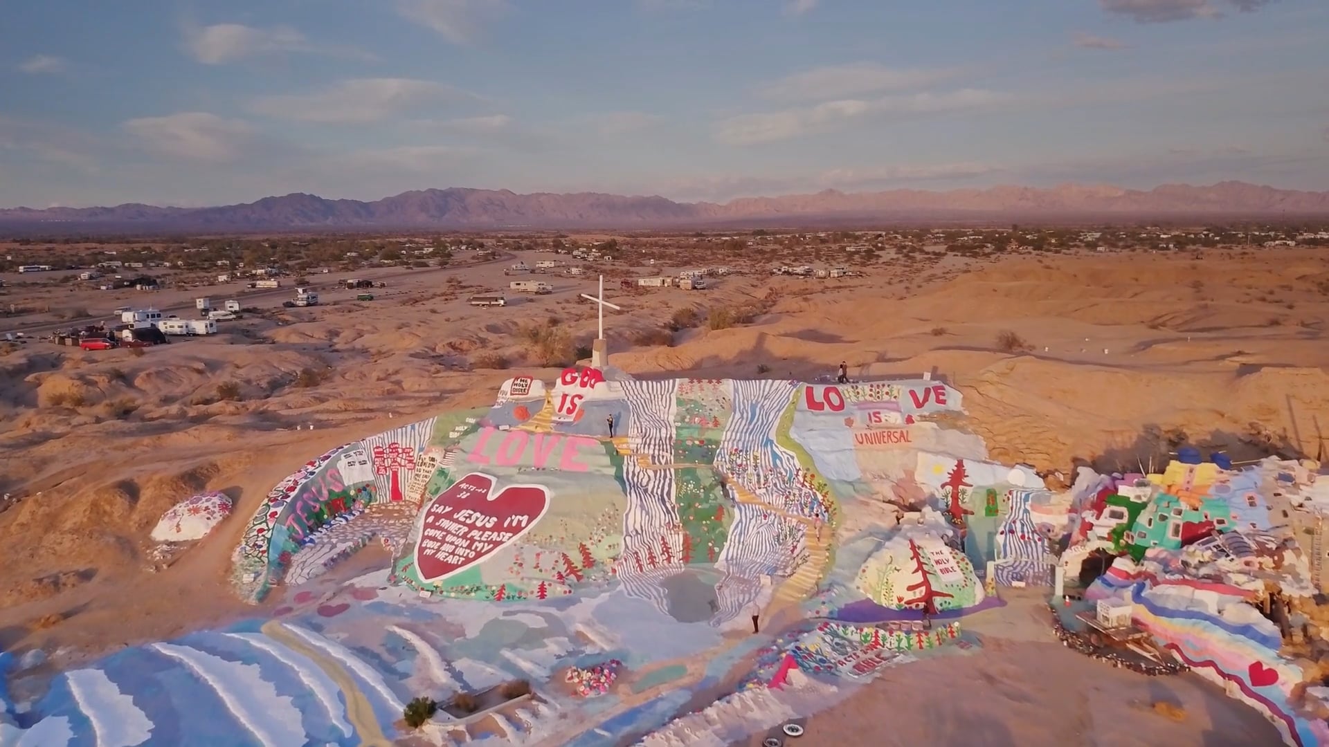 Vues aériennes par drone de la merveille d'art populaire de Salvation Mountain