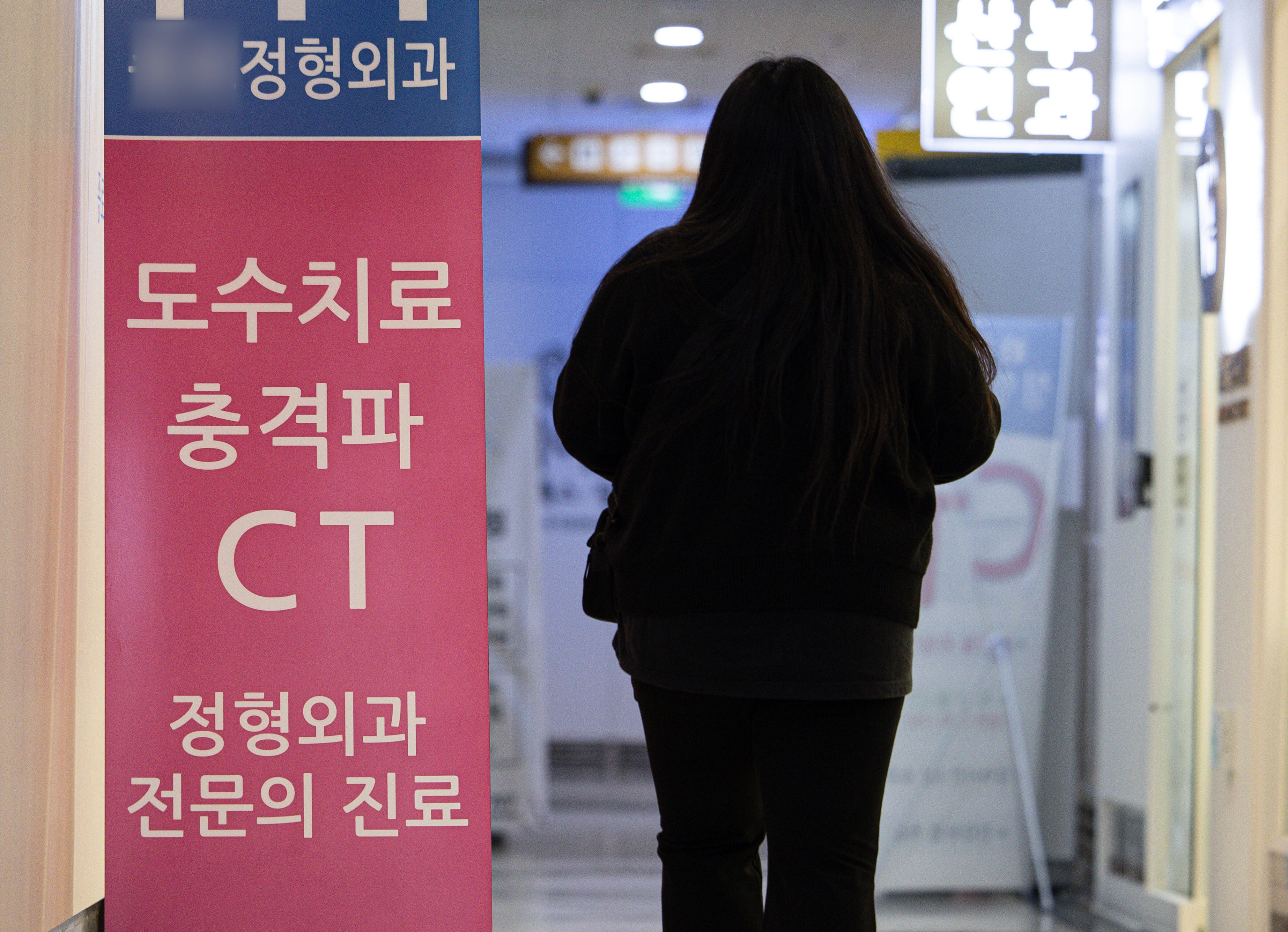 Fifth-gen insurance caps non-severe treatment payouts