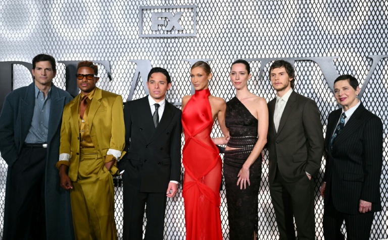 Dans la série "The Beauty", Ashton Kutcher et Bella Hadid en quête de ...