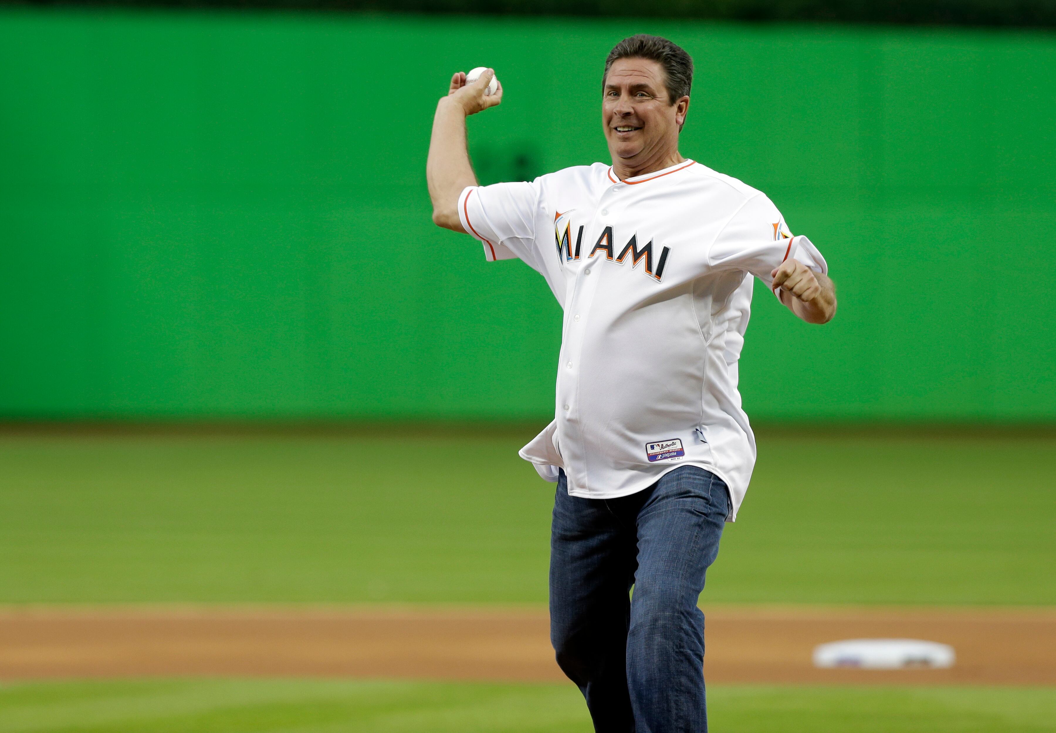 Baseball card maker creates one-of-a-kind card of NFL Hall of Famer ...