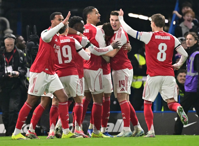 Arsenal beat Rosenior's Chelsea in League Cup semi first leg