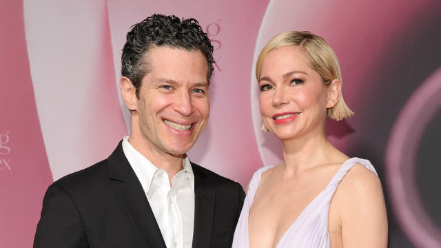 Michelle Williams vista pela primeira vez com quatro filho