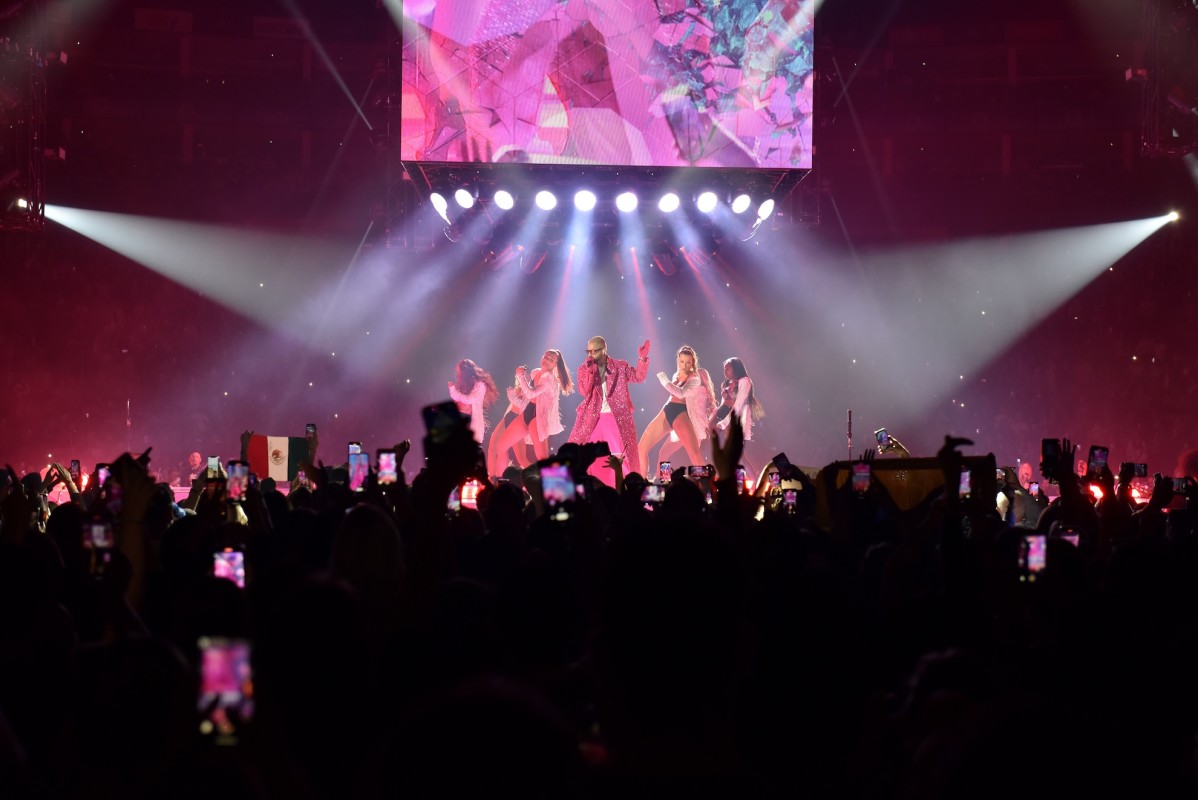 Chart-topping singer sends fans into a frenzy after shaving his beard ...