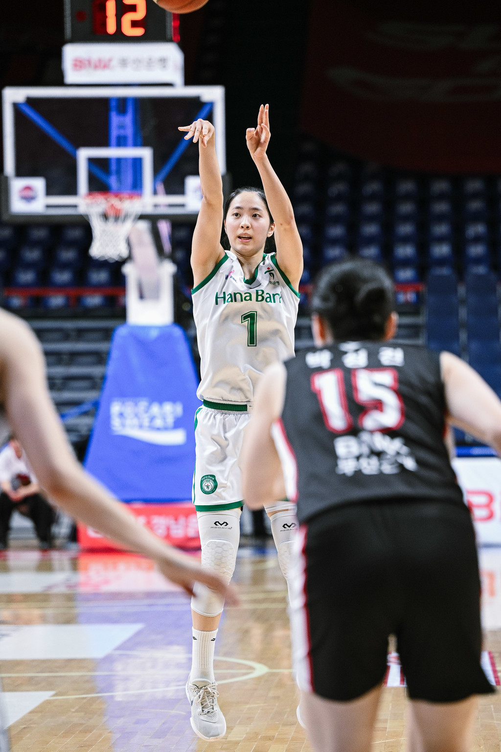 [WKBL] 박소희 역전 결승 3점포…선두 하나은행, BNK썸 제압 '3R 전승'