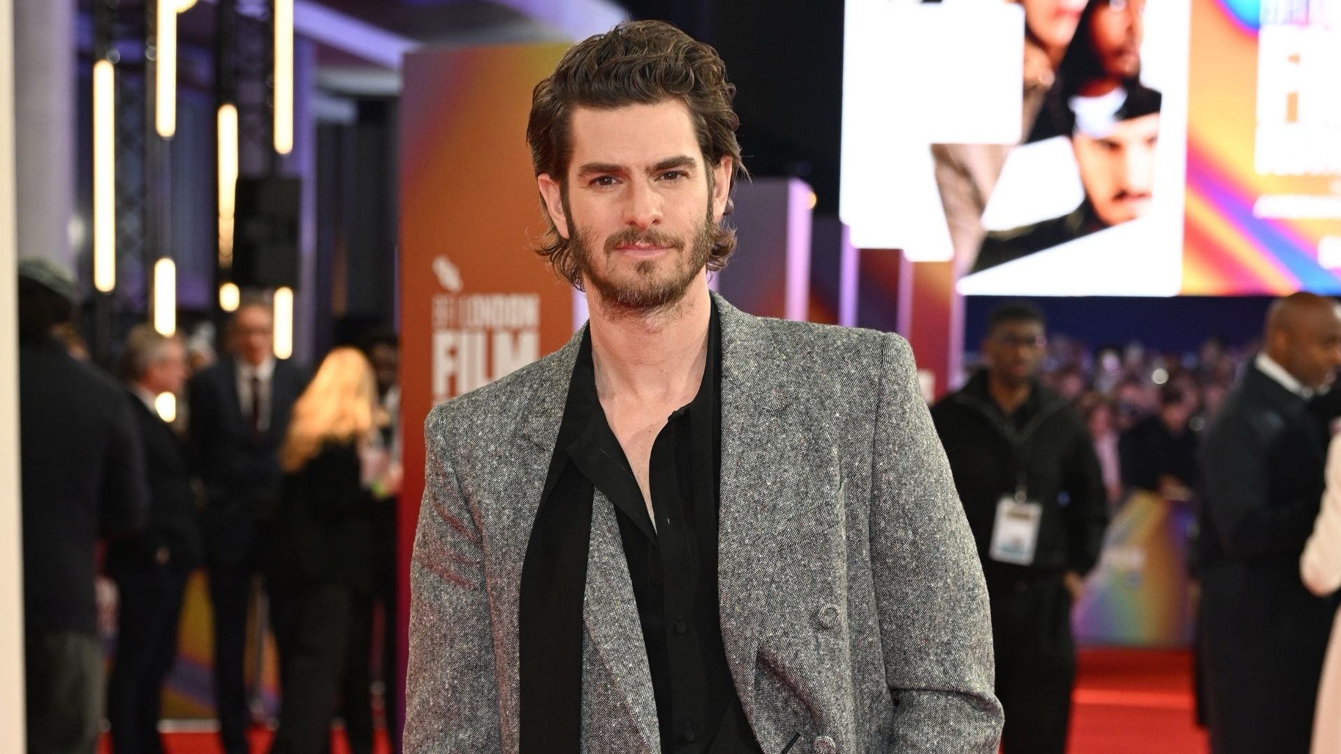 Andrew Garfield sorprende a sus fans con un nuevo cabello largo y rubio