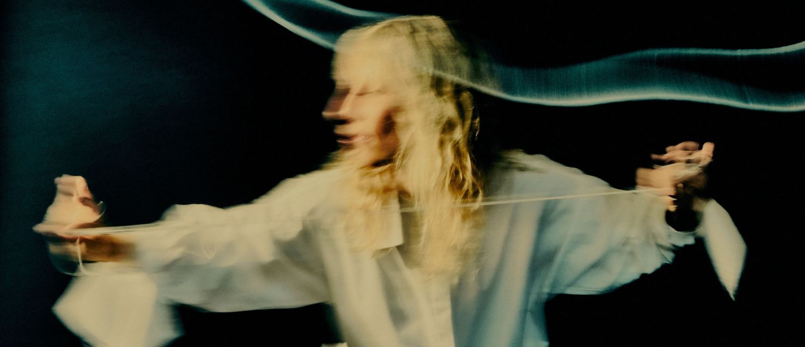 Ingrid St-Pierre en tête-à-tête avec son piano à la Place des Arts