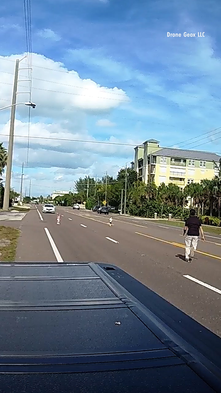Dad of 5 rushes to save 2 toddlers from busy road. Family had no idea ...