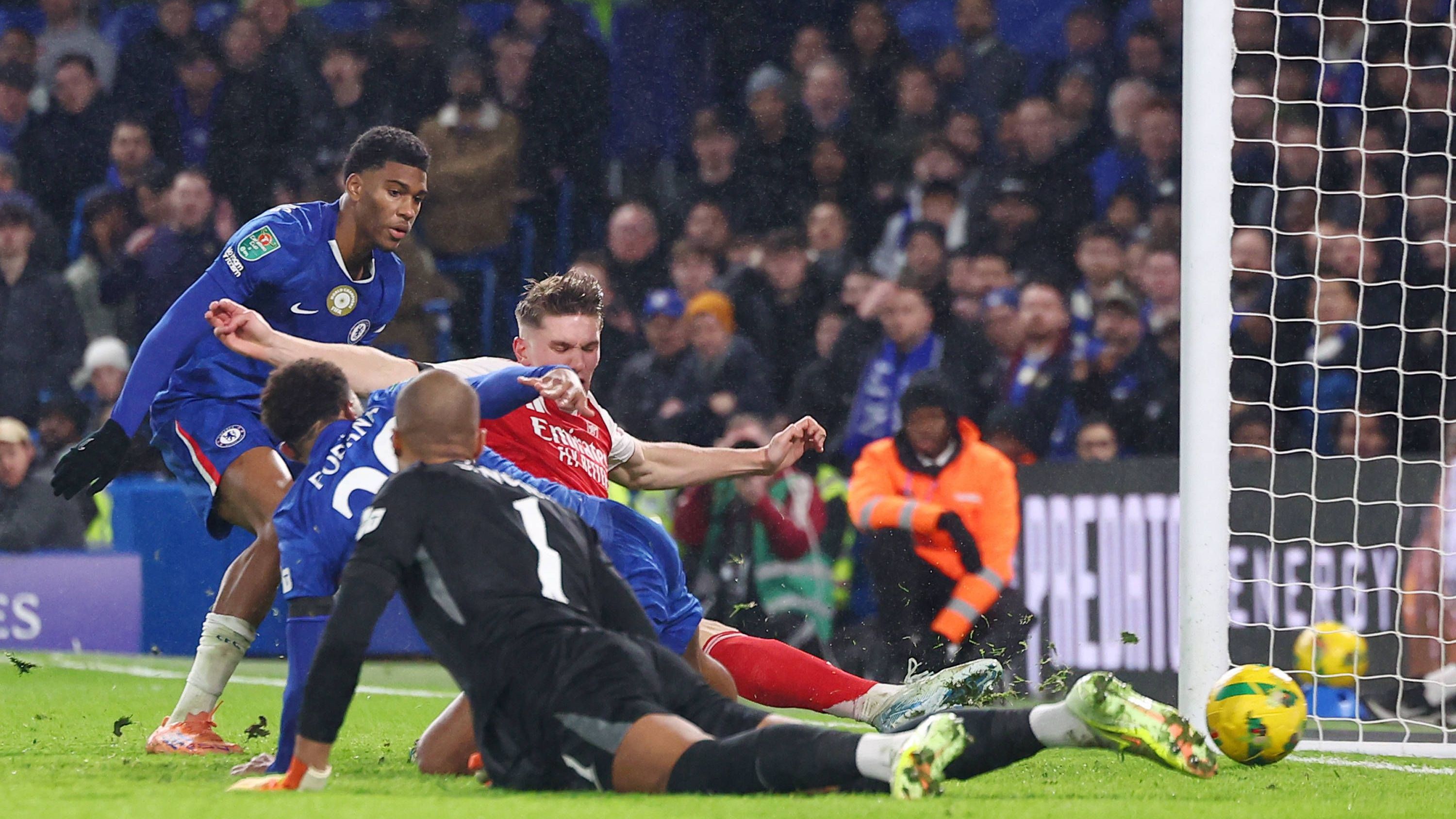 Roseniors Heimpremiere missglückt: Arsenal nimmt knappen Vorteil mit ...