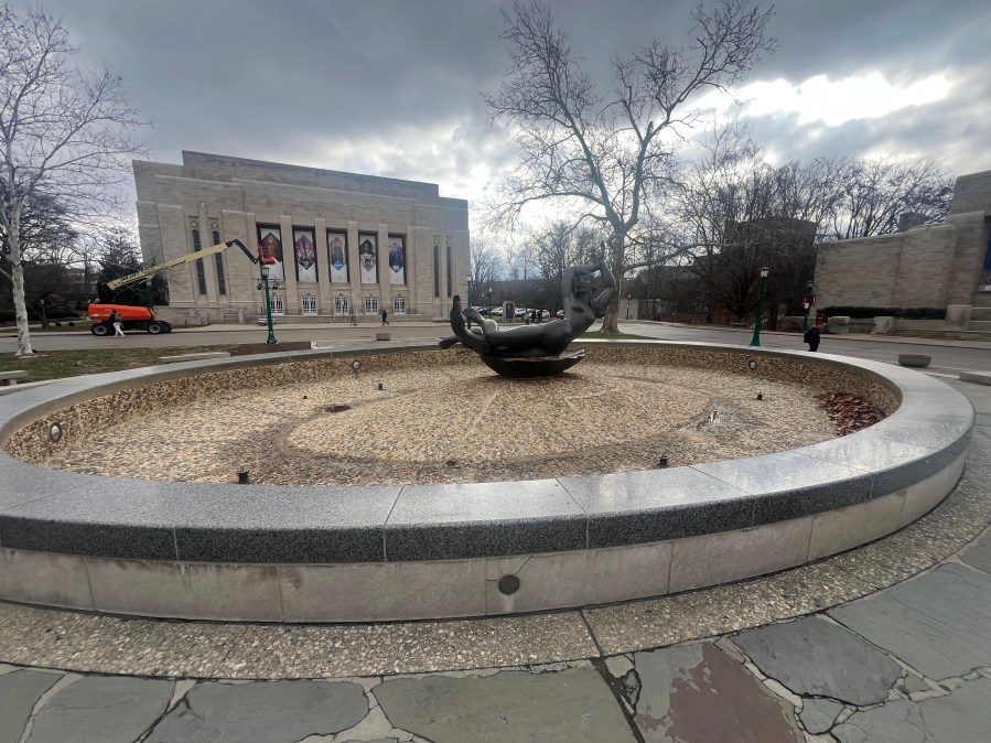 Fish at IU’s Showalter Fountain removed to prevent a 'championship ...