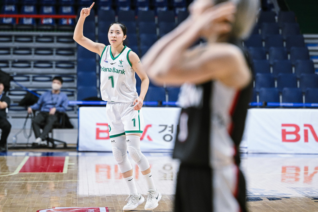 [WKBL] 박소희 역전 결승 3점포…선두 하나은행, BNK썸 제압 '3R 전승'