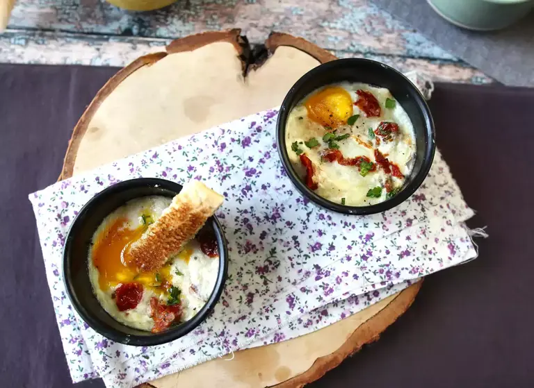 Ovo com queijo de cabra e tomate seco na air fryer!