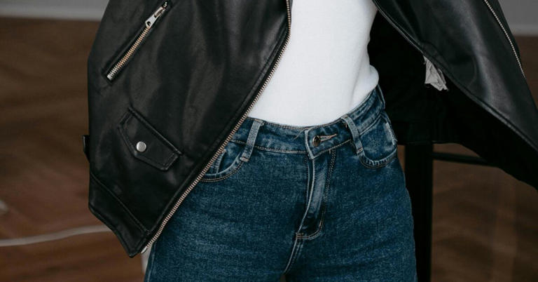 ¡Adiós acampanados! Los mom jeans están de regreso en 2026 con un “giro ...